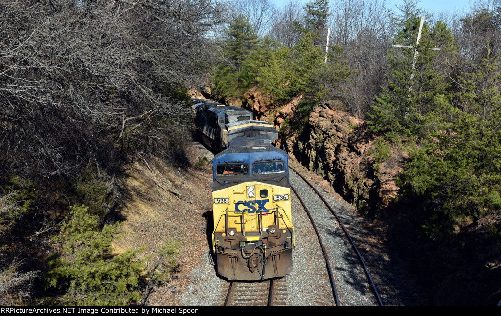 CSX 536 leads an empty Grain Train through the Curve